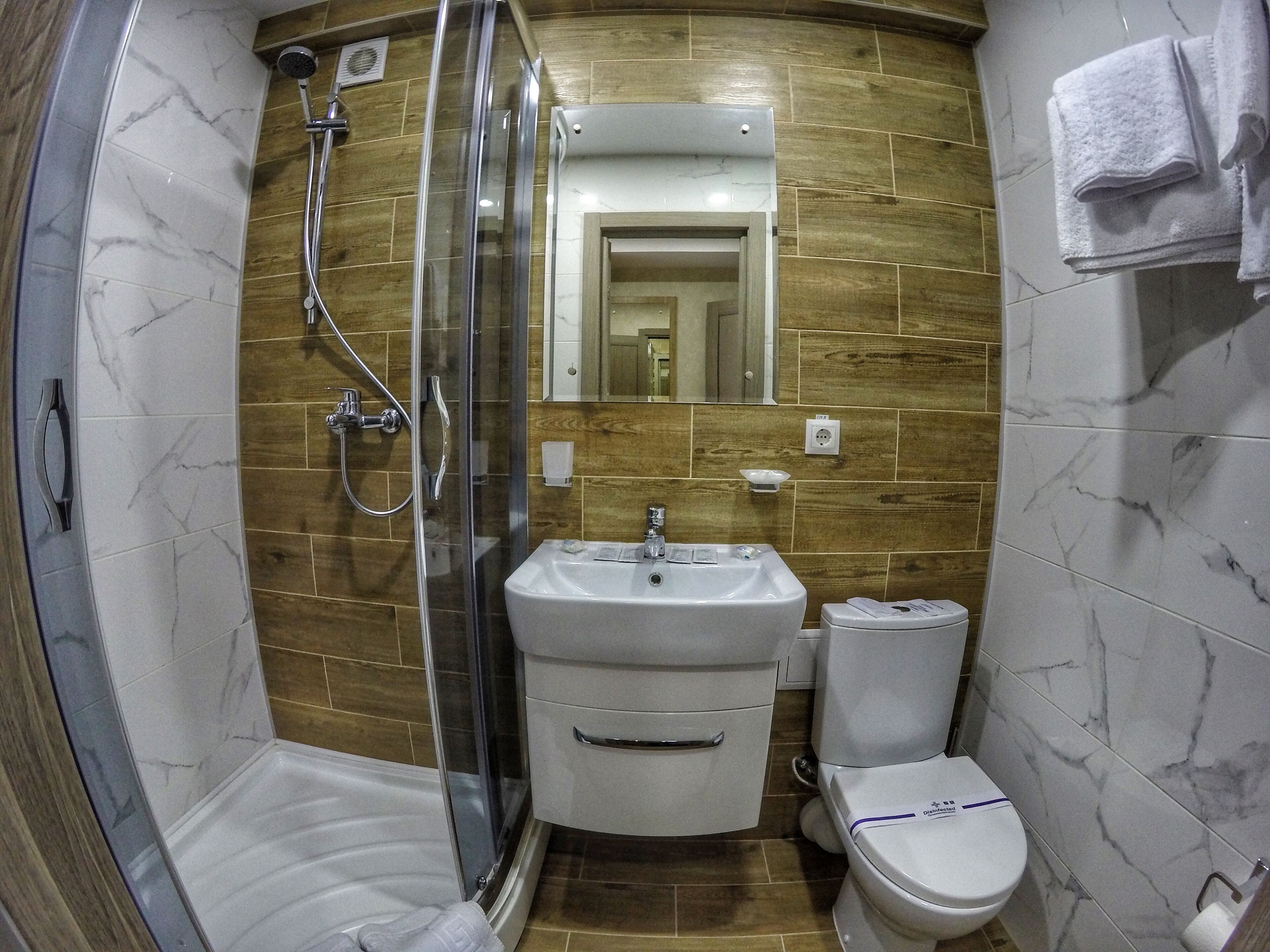 Quarto Duplo Familiar | Casa de banho | Artigos de higiene pessoal grátis, toalhas fornecidas, sabão, champô 