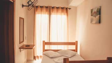 Quarto triplo superior, banheiro privativo, vista para a cidade | Wi-Fi de cortesia, roupa de cama
