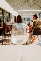 Terraço com espreguiçadeiras
