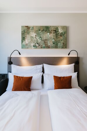 Quarto conforto | Roupas de cama premium, cofres nos quartos, escrivaninha