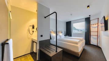 Roupas de cama premium, cofres nos quartos, escrivaninha