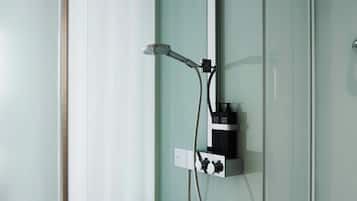 Um chuveiro moderno com um chuveiro manual e um painel de controle fixado na parede.