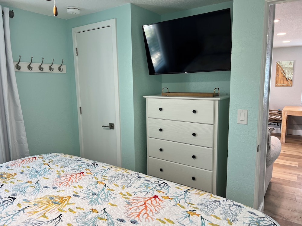 White Pelican At Shorebirds, Beach Sunsets 3 Min Walk! Kayaks, Bikes And More! - Manasota Key, FL
