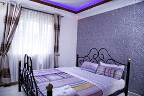 Quarto Duplo Executivo | Com decoração personalizada, secretária, Wi-fi grátis