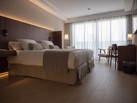 Quarto casal conforto | Edredons de pluma, frigobar, cofres nos quartos, escrivaninha