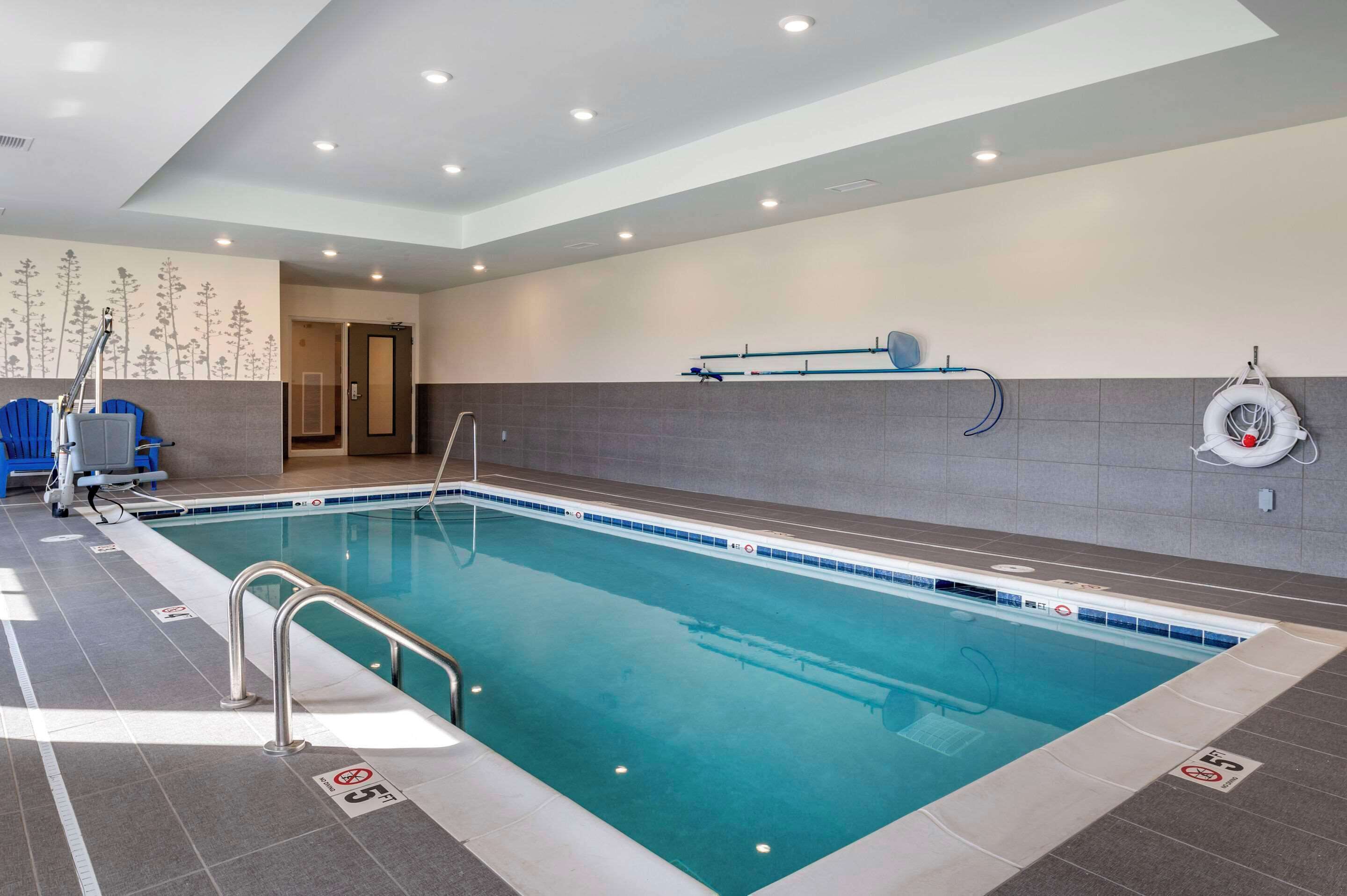 Piscina interior, espreguiçadeiras 