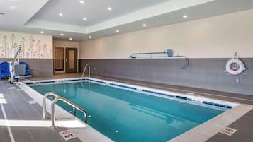 Piscina interior, espreguiçadeiras