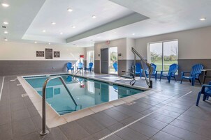 Piscina interna, espreguiçadeiras