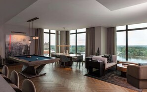 Suíte (Thompson) | Roupas de cama antialérgicas, frigobar, cofres nos quartos, escrivaninha