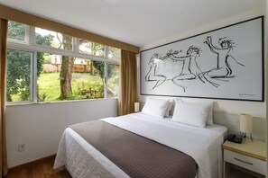 Quarto casal ou duplo standard | Frigobar, escrivaninha, espaço de trabalho para notebook