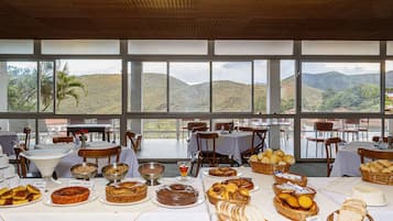 Café da manhã com buffet grátis todos os dias