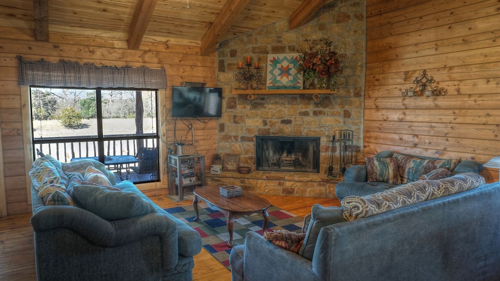 Log Home On The Frio River - Leakey, TX