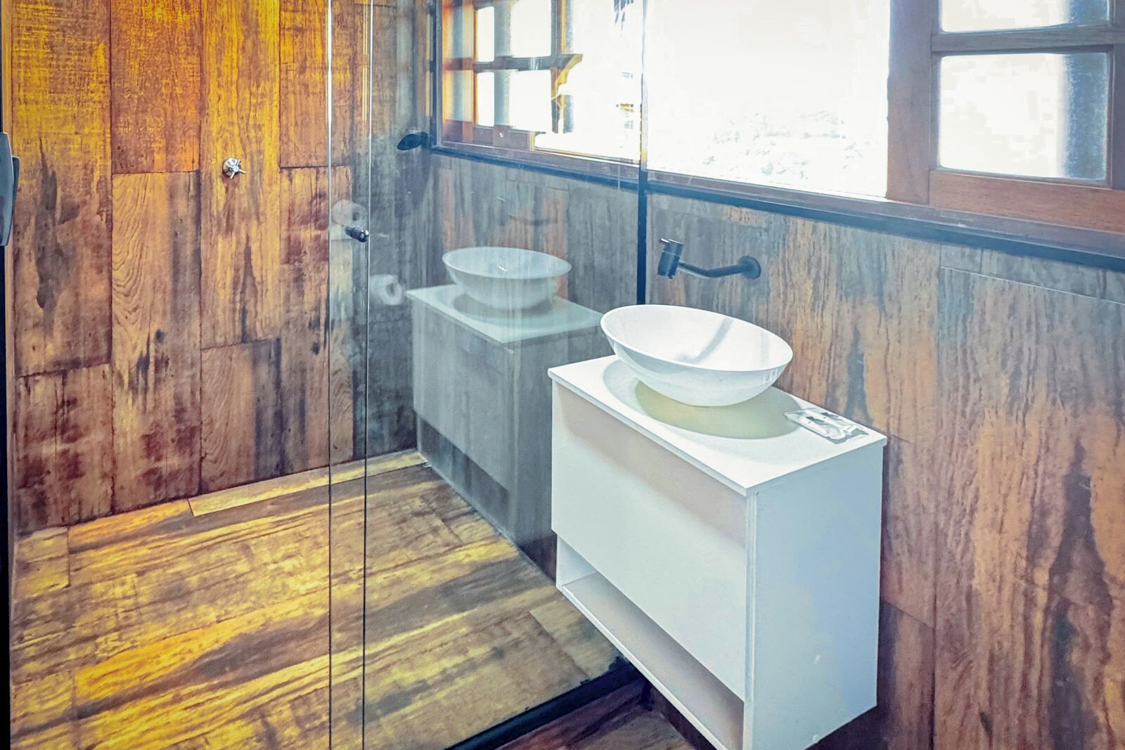 Quarto de Luxo | Casa de banho | Toalhas fornecidas, papel higiénico 