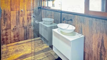 Quarto de Luxo | Casa de banho | Toalhas fornecidas, papel higiénico