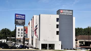 Um hotel Hilton Garden Inn com uma placa indicando Homewood Suites by Hilton.