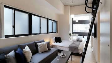 Apartamento Deluxe em Condomínio Fechado, 1 quarto, não fumadores (bHotel Nekoyard 301) | Sala de estar | Televisor de ecrã plano de 40 polegadas com canais digitais, televisor