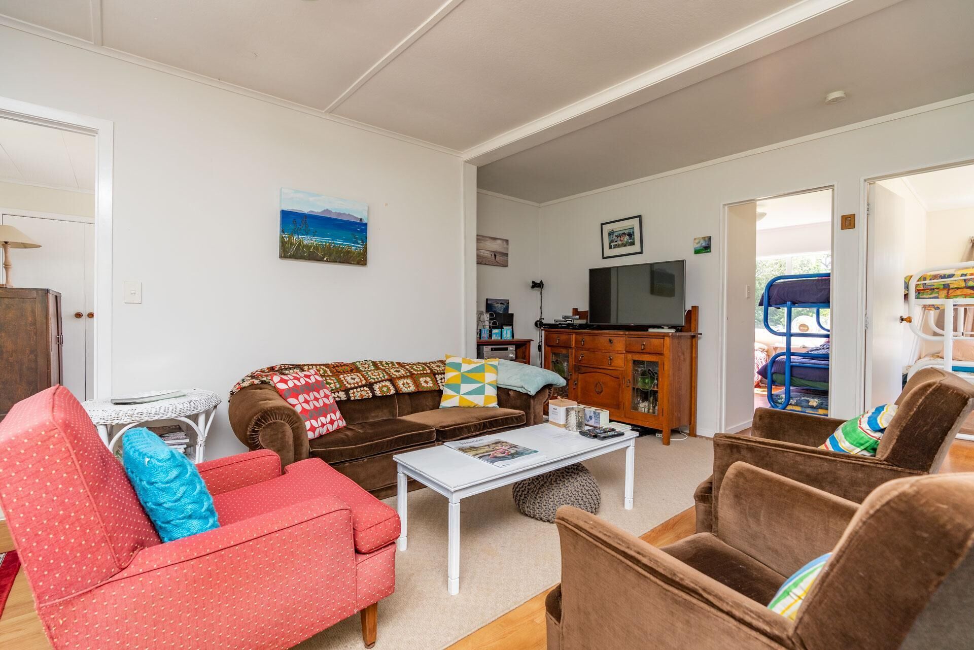 Chris' Place - Sunny, Pet Friendly Original Kiwi Bach On Quiet Street, A 5 Minute Walk To Estuary - Mangawhai