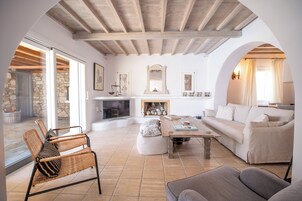 Vila | Área de estar | TV 30 polegadas com canais digitais, lareira