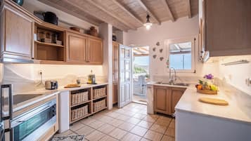Villa | Cozinha privada | Um frigorífico, um micro-ondas, um forno, uma placa de cozinha