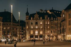 Fachada da propriedade à noite