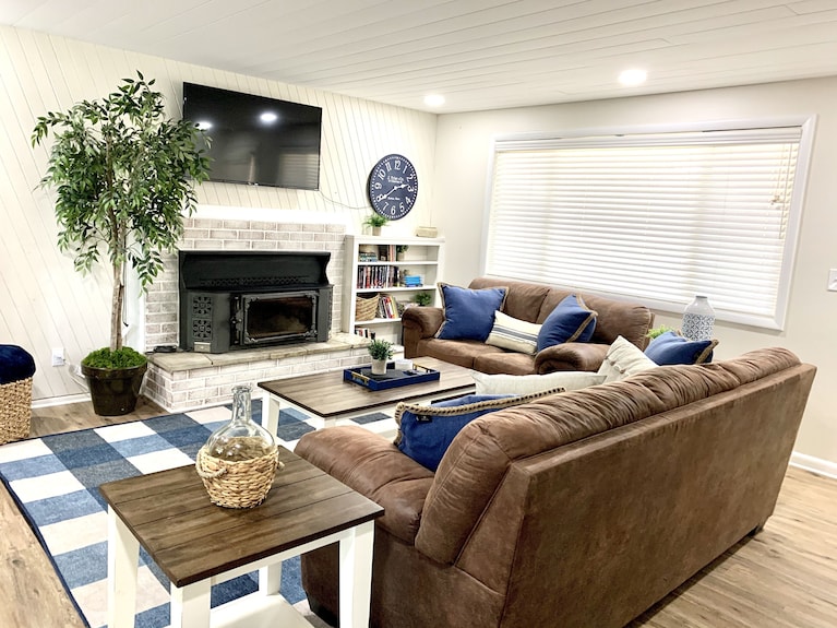 Beautiful 1 Acre 5 Bd In Eagle- Hot Tub & Pingpong - Eagle Island State Park, Eagle