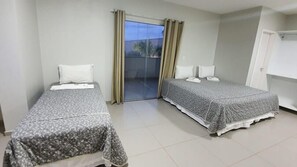 Quarto familia simples | Wi-Fi de cortesia, roupa de cama