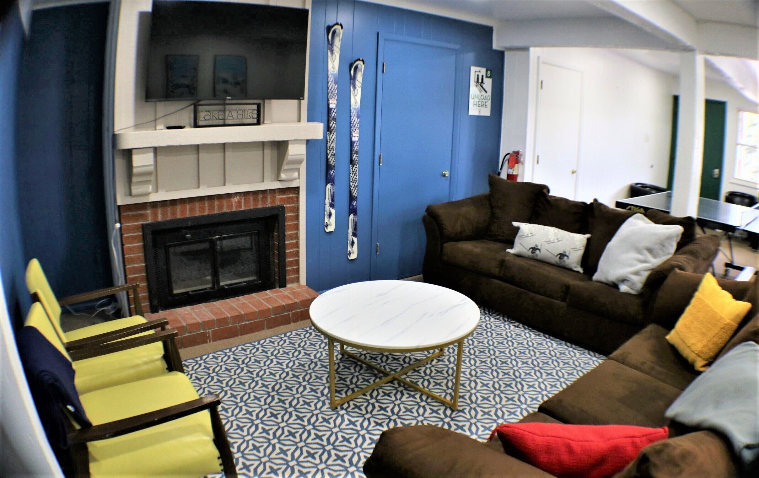 Ski View 11 -In Town - On Main Street - End Unit - Wifi - Cable -Xbox 360 - Wood - Red River, NM