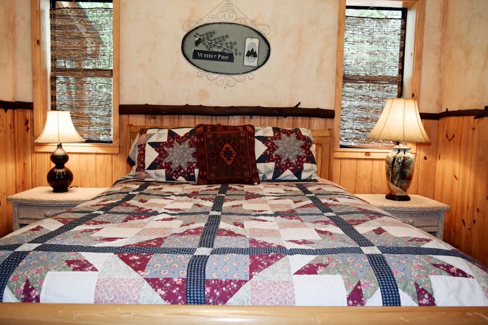 Bear Hugs - Seclusion - Cozy Cottage - Free Wifi - Rustic Decor - Country Style - Red River, NM