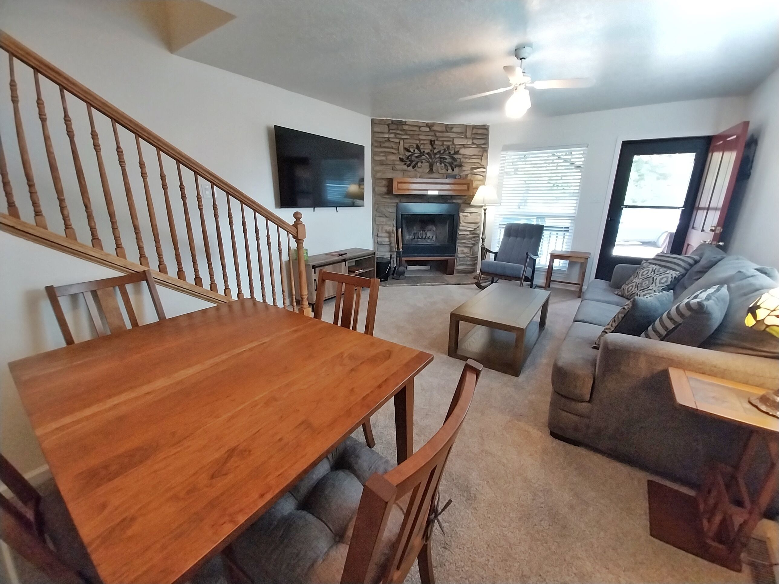 Valley Condo 101 - Creekside - End Unit - Wi-fi - Hot Tub - Fireplace - Washer/d - Red River, NM