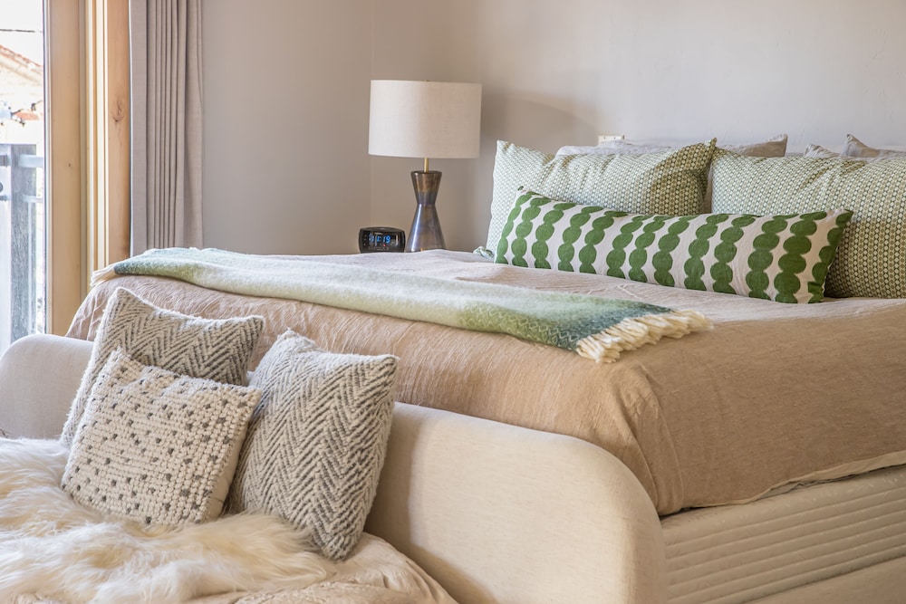 Stunning, Modernized Town Center Home | Hot Tub| 15 Min Drive To Resort - 빅 스카이