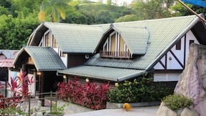 Um edifício tradicional japonês com telhado inclinado e detalhes em madeira.