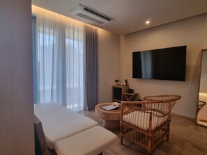 Premium Suite (Free Swimming Pool) | Sala de estar | Smart TV de 55 polegadas com canais por cabo, televisor 