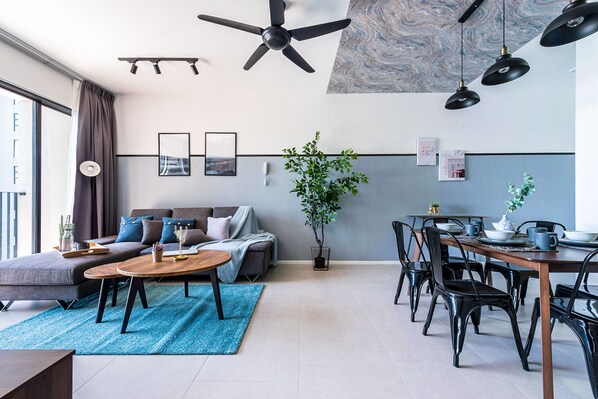 Apartamento Familiar | Sala de estar | Televisor LED de 40 polegadas com canais por cabo, televisor