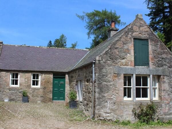 Steading Cottage - Craigievar Castle - Moray