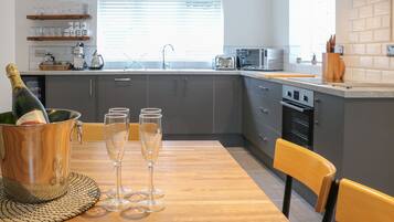 Casa de Campo | Cozinha privada | Um frigorífico, um micro-ondas, uma máquina de lavar louça