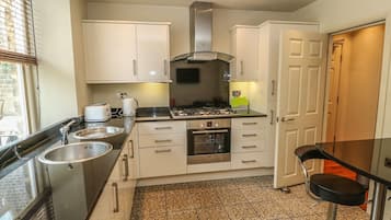 Casa de Campo | Cozinha privada | Um frigorífico, uma máquina de lavar louça, utensílios de cozinha