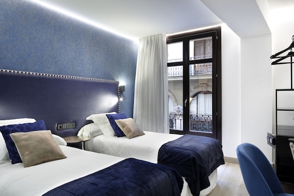 Quarto Twin Design (Mariangeles) | 1 quarto, roupa de alta qualidade, edredões de penas