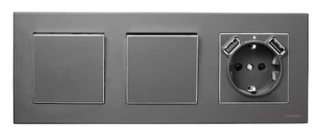 Painel elétrico cinzento com duas tomadas quadradas vazias e uma tomada circular com duas portas USB.