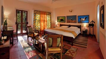 Hideaway River View Room | Roupa de alta qualidade, secretária