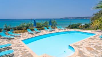 Piscina externa sazonal, guarda-sóis, espreguiçadeiras