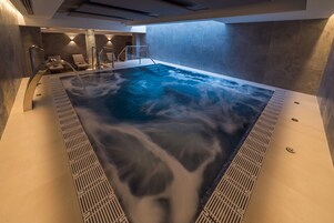 Banheira de hidromassagem interior