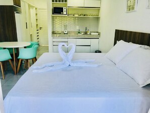 Quarto casal ou duplo conforto, vista para a piscina | Individualmente decorados, roupa de cama
