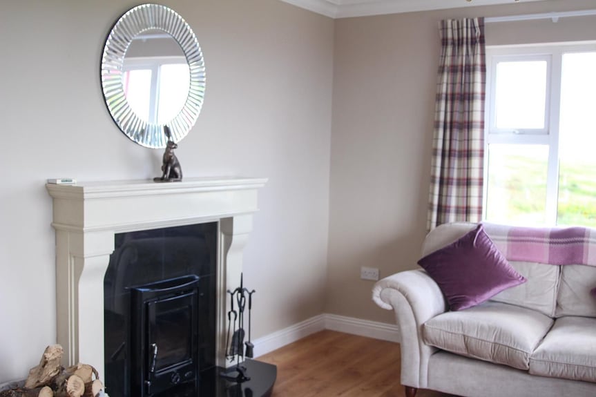 Atlantic Rose Cottage - A Bungalow That Sleeps 5 Guests In 3 Bedrooms - Clare County