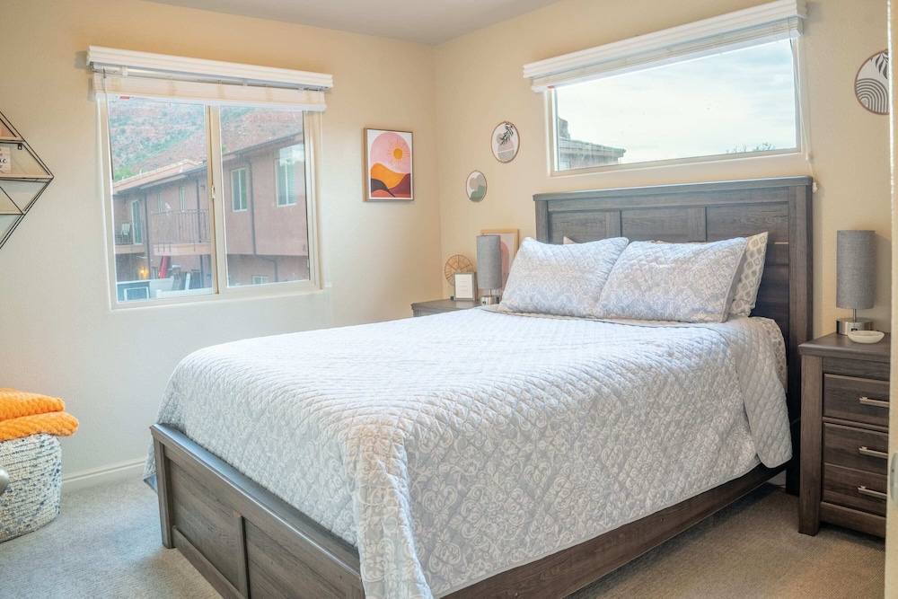 Spacious Townhome In Kanab! Near Zion, Bryce, And More! Pool And Hot Tub. Sleeps - Fredonia, AZ