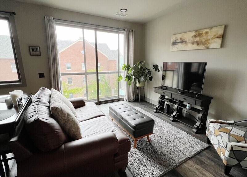 New Top Floor Condo For 2 Downtown Tc W/parking - 特拉弗斯城