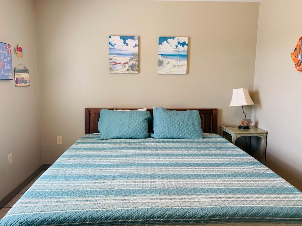 Quarter Deck- 2 Bedroom- In-town And Near The Beach, Pet Friendly! - Port Aransas, TX