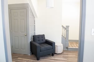 Casa clássico | Área de estar | TV LCD 50 polegadas com canais a cabo, TV