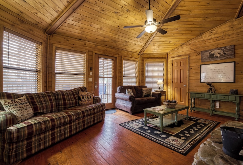 Pet Friendly! - Black Bears - Secluded 10 Min To Downtown Gatlinburg! - Tennessee