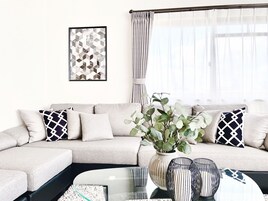 Apartamento Executivo, não fumadores (with Balcony, 901) | Sala de estar | Televisor de ecrã plano de 42 polegadas com canais digitais, televisor 