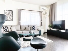 Apartamento Executivo, não fumadores (with Balcony, 901) | Sala de estar | Televisor de ecrã plano de 42 polegadas com canais digitais, televisor 